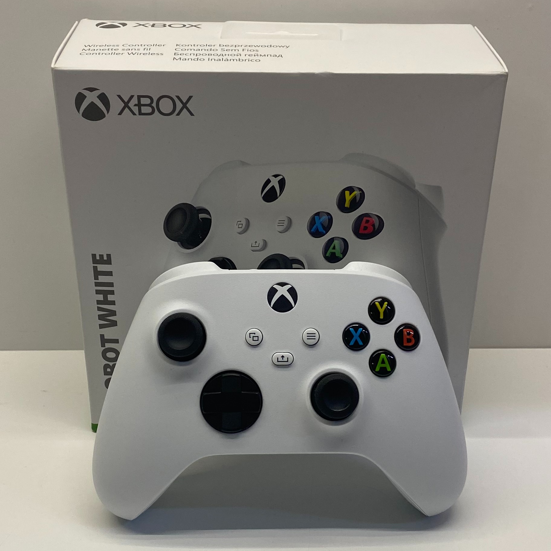 Pre-owned Microsoft Xbox Wireless Controller in Robot White Boxed - Own4Less